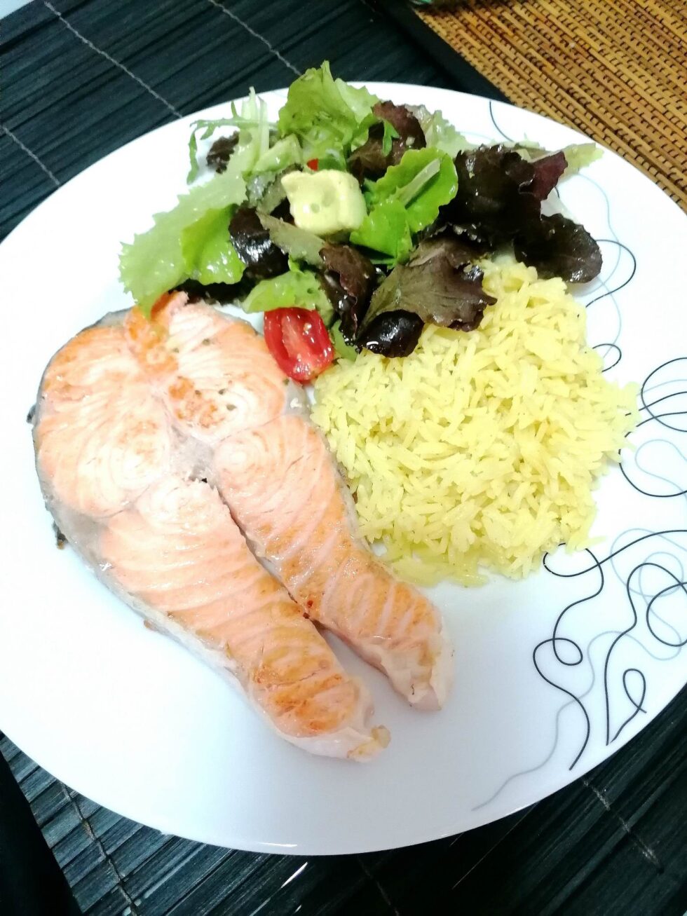 Salmão Grelhado com Arroz de Caril - Lucilia Duarte